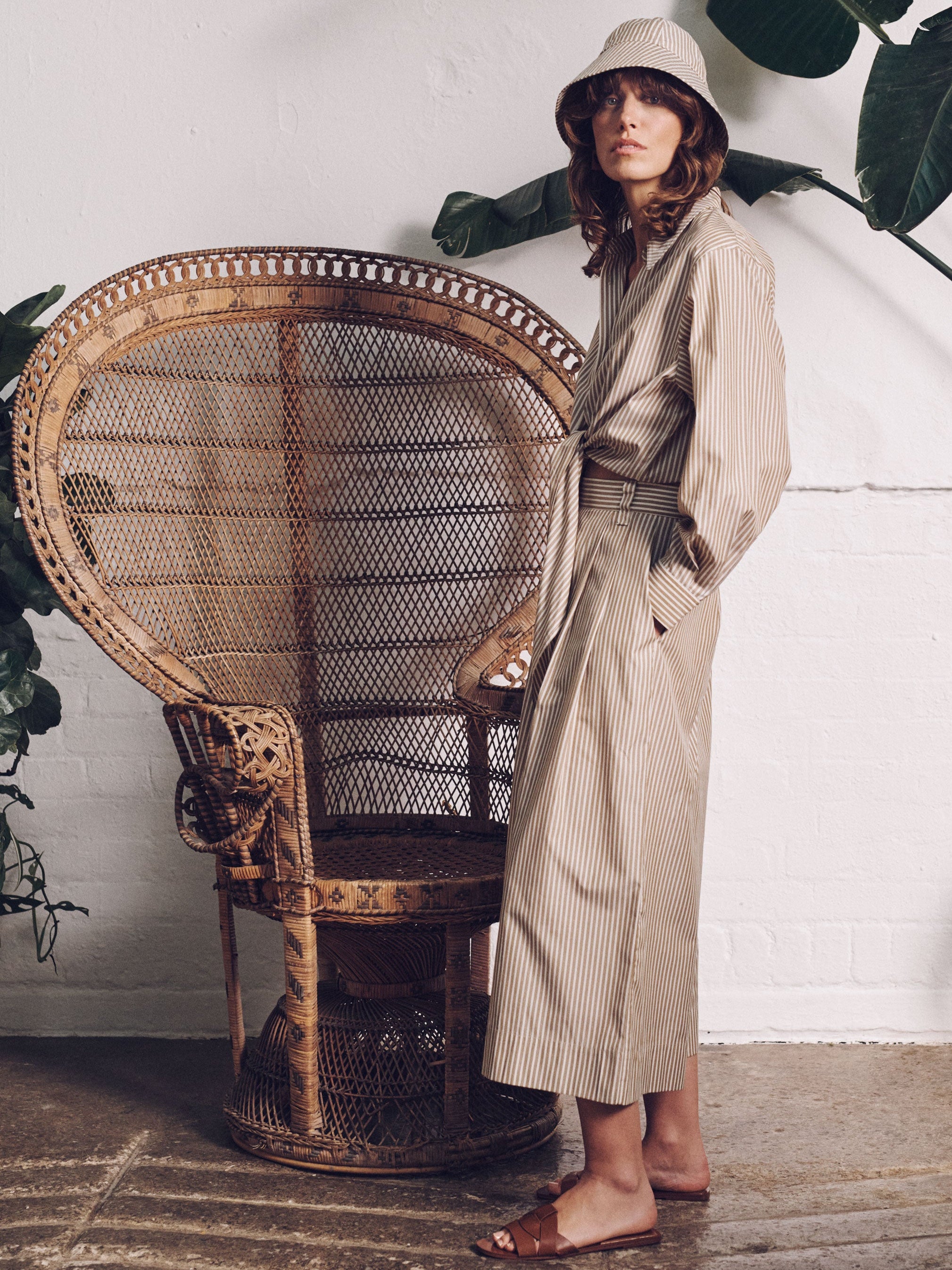 Women's Wide Leg Cropped Trousers in Beige Pinstripe – vivere-london